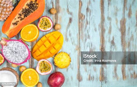 파파야 망고 파인애플 드래곤 과일 오렌지 코코넛 패션 과일 롱간 푸른 소박한 배경에 이국적인 열대 과일의 집합 맨 위 보기 감귤류 과일에 대한 스톡 사진 및 기타 이미지