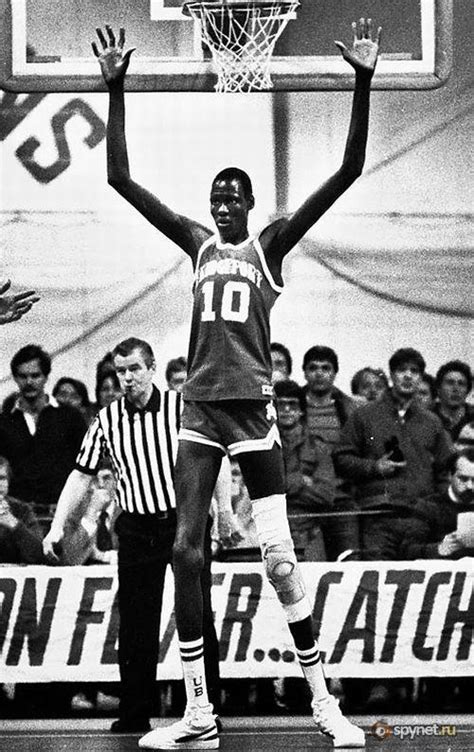 Manute Bol The Highest Basketball Nba 21 Photos Page 1
