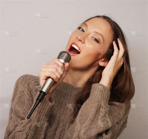 快乐唱歌的女孩