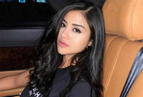 Potret Tania Ayu Dj Dan Model Majalah Dewasa Nomor Paling Seksi Pakai Kebaya Bali