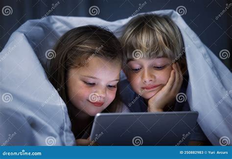 Amor Que Necesitan Toma De Un Hermano Y Una Hermana Con Un Comprimido
