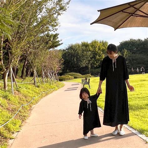 김정은아나운서 딸을 낳고 꼭꼭꼭 해보고 싶었던 것 바로바로 완전 똑같은 엄마와딸커플템 장착하고 놀러다니기🖤 내년이면 길이도 찰떡으로 예쁠거 같다 꺄하하 지금