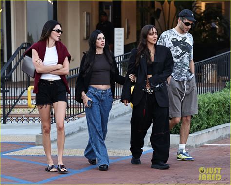 Kendall Jenner Keeps It Cool During A Shopping Trip With Friends In