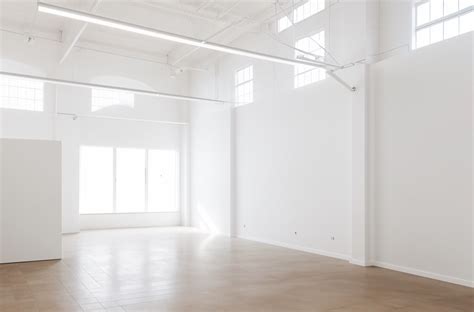 fill an empty room photo online using ai