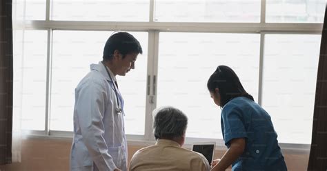 건강 보험 개념 전문 의사의 건강 검진 및 간호사의 지원을 위해 병원에 거주하는 노인 환자 노인을위한 의학 건강 관리 사진 Unsplash의 건강 검진 이미지