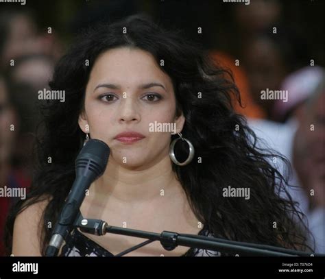 New York City Usa 01st Jan 2005 Norah Jones Performing On Nbcs