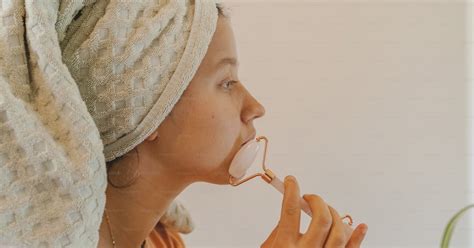 頭にタオルを巻いて何かを食べている女性の写真 スキンケア Unsplashの写真 頭にタオルを巻いて何かを食べている女性の写真 スキンケア Unsplashの写真