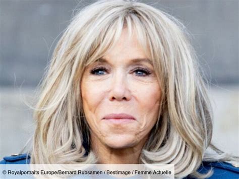 Brigitte Macron Ultra Chic Elle Pose Dans Une Robe Midi Et Un Manteau