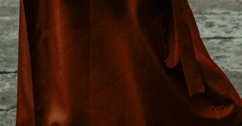 가을 패션 가죽 부츠 갈색 코트 거리 사진 거리 스타일 걷고 있는 검정 부츠 겉옷 겹겹이 옷차림 낮 도시 패션