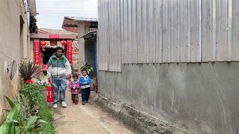 表弟嘴馋去表哥家蹭饭，却被表哥一把推出门外，表弟厚着脸要进去 表弟嘴馋去表哥家蹭饭，却被表哥一把推出门外，表弟厚着脸要进去 Youtube