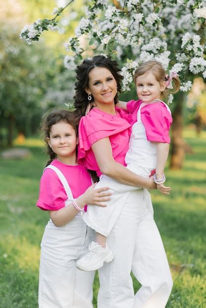 La Joven Y Hermosa Madre Está Feliz Con Sus Lindas Hijas En El Parque