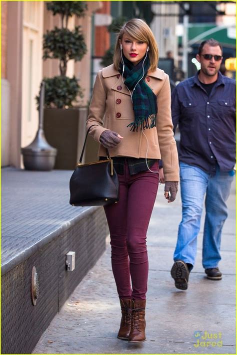 Taylor Swift Windy Window Shopping In Nyc Taylor Swift Outfits