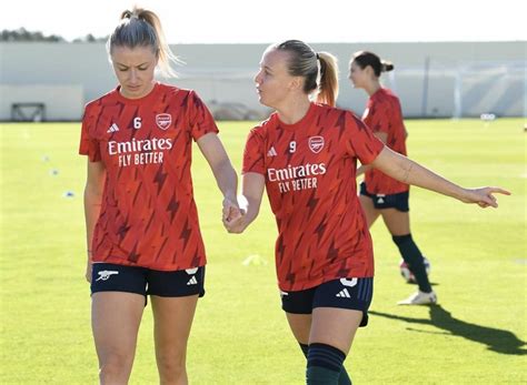 Uswnt Right Back And Arsenal Transfer Target Emily Fox Pictured Here In The Background During