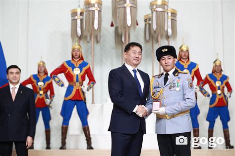 ФОТО Ерөнхийлөгч БНТУ д үүрэг гүйцэтгэсэн алба хаагчдад төрийн цол одон медаль гардууллаа