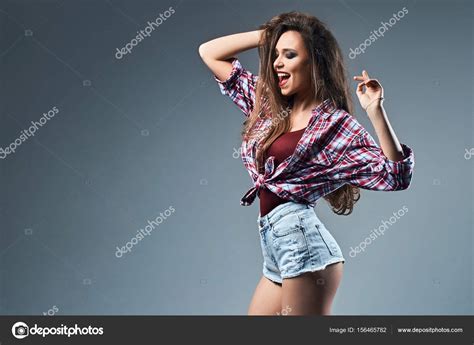 Sexy Chica Joven En Pantalones Cortos De Cintura Alta Es Bailar