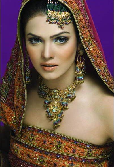 Mona Lisa Pakistani Drama Actress Fashion With Qurrat