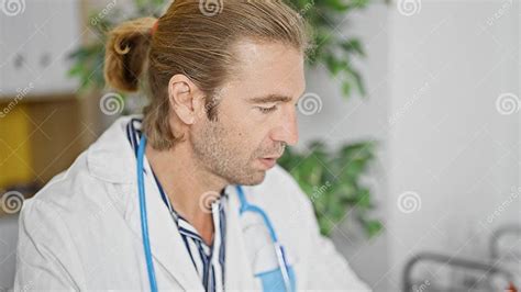 Un Profesional De La Salud Centrado En Hombres Con El Pelo Rubio En Una