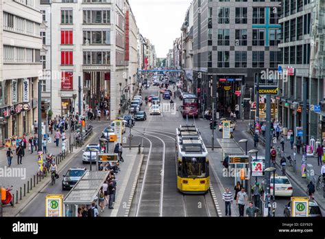Verkehr In Der Friedrichstraße Bezirk Berlin Mitte Straßenbahn Haltestelle Straße Geschäfte