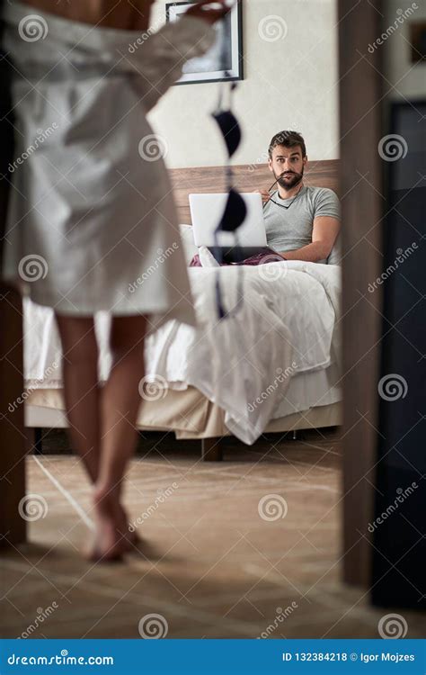 Tempo Per Il Sesso La Donna Seduce Il Suo Ragazzo Nella Camera Da