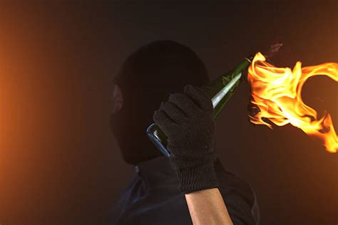 830 Fotos Bilder Und Lizenzfreie Bilder Zu Molotowcocktail Istock