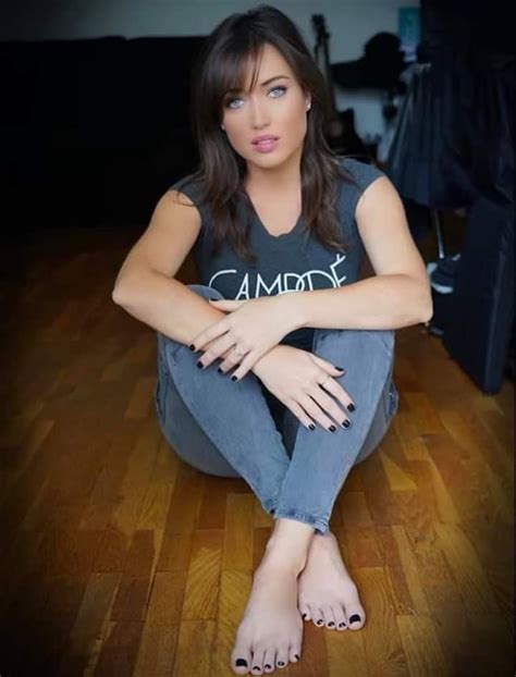 Elsa Esnoult R Celeb Barefoot