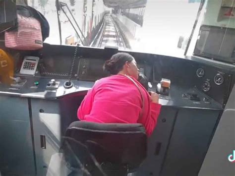 Captan A Presunta Trabajadora Del Metro Durmiendo En Una Cabina De Conducci N