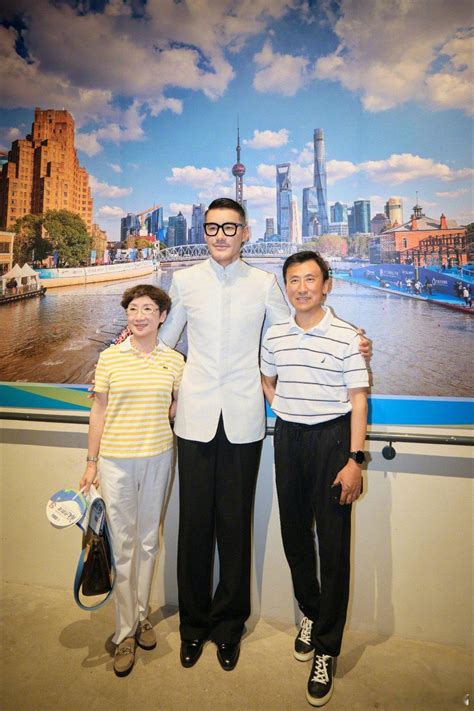 胡兵与爸爸复刻老照片胡兵和爸爸之前都是潜艇运动员嘞。老照片能看的出父亲眼神都在自 玩酷网