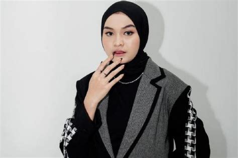 Profil Salma Salsabil Yang Resmi Bertunangan Dengan Dimansyah Laitupa Okezone Women