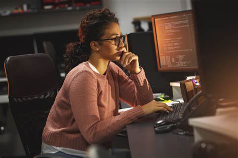 Programmer Perempuan Mengerjakan Proyek Baru Foto Stok Unduh Gambar Sekarang Perempuan