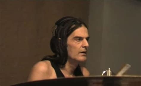 Πέθανε ξαφνικά ο Γιώργος Τόλιος ντράμερ του συγκροτήματος «Τρύπες