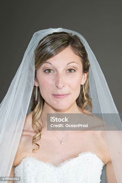 Pengantin Wanita Kaukasia Yang Cantik Bersiapsiap Untuk Upacara