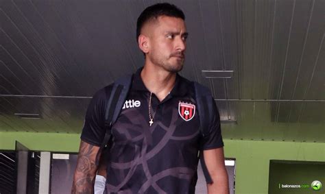 El Defensor Central Colombiano Darwin Carrero