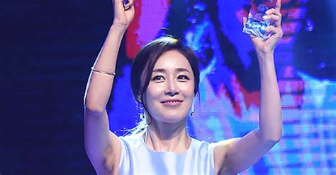 포토엔 얌전한 문정희 트로피 들고 찔러 찔러신스틸러