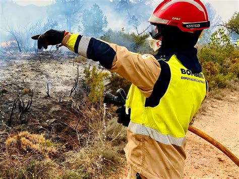 Movilización De Bomberos Para Sofocar Un Incendio En Almassora