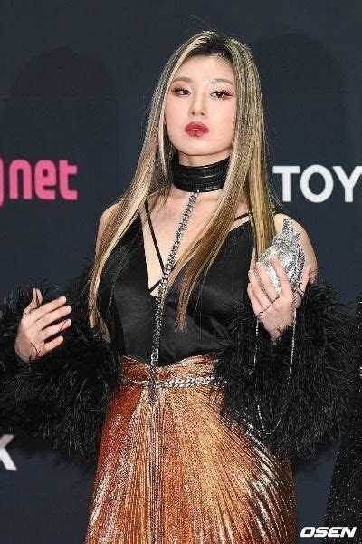 Pin By Jiratchaya Kongthaweesak On Leejung Fashion Ygx Entertainment Sequin Skirt