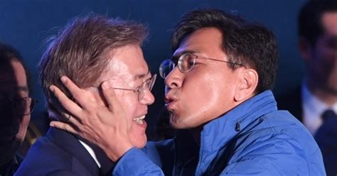 포토 안희정 문재인 당선 축하 뽀뽀