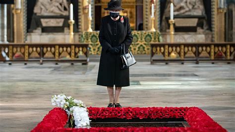 The Queen Wears A Face Mask In Public For The First Time At Westminster
