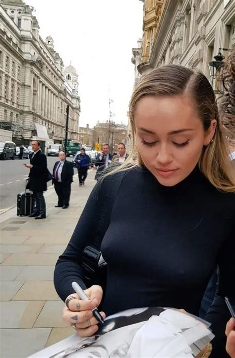 Miley Cyrus Scrolller