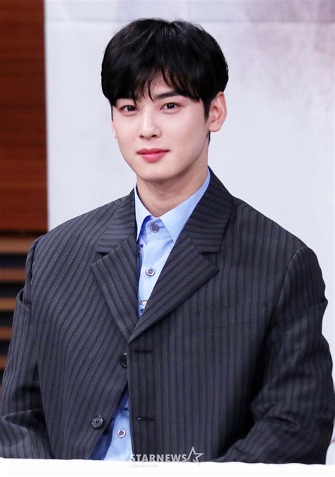 포토 차은우 눈 마주치면 이런 느낌
