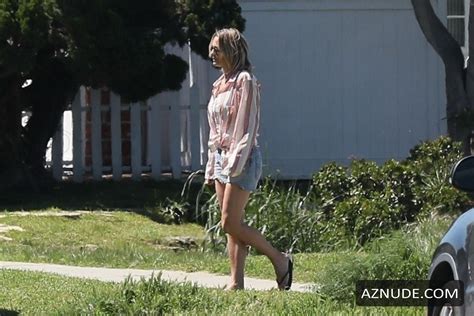 Robin Wright Displays Her Legs While Getting Ready To Hit The Road