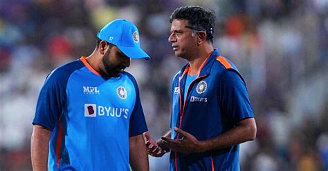 Video गजब है रोहित शर्मा भी पहले फोटोग्राफर पर भड़के फिर रुके और पोज देकर खिंचवाई फोटो Watch