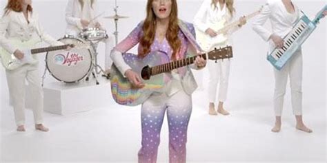 Watch Kristen Stewart Anne Hathaway And Brie Larson Go Bro In Jenny