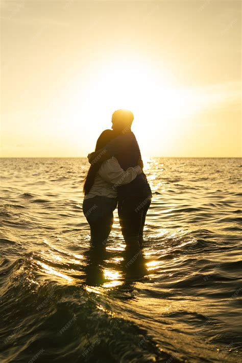 Premium Photo Silhouette Of Couple Hugging On The Beach With