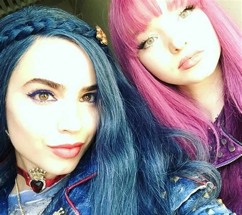 Dove Cameron As Mal Sofia Carson As Evie In D2 Sofia Carson Dove Cameron Descendants Cast