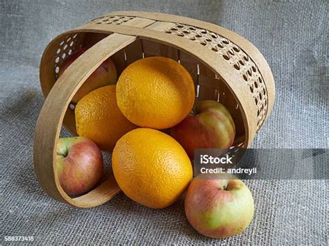 Apel Dan Jeruk Di Keranjang Foto Stok Unduh Gambar Sekarang Adiboga
