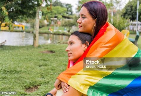 Beberapa Wanita Muda Sementara Salah Satu Dari Mereka Memeluknya Dari