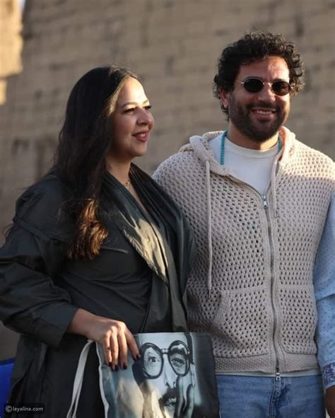 إيمي سمير غانم تخطف الأنظار بصورة لوالدها على حقيبتها