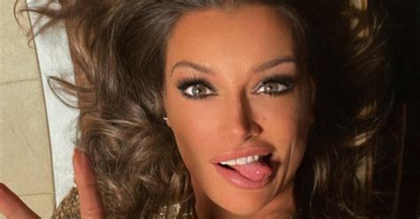 Véronique De Kock Geniet In Badpak Fans Onder De Indruk Zo Mooi En