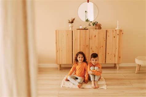 Niños Pequeños Amigos Hermano Y Hermana En Ropa De Casa Jugando Juntos