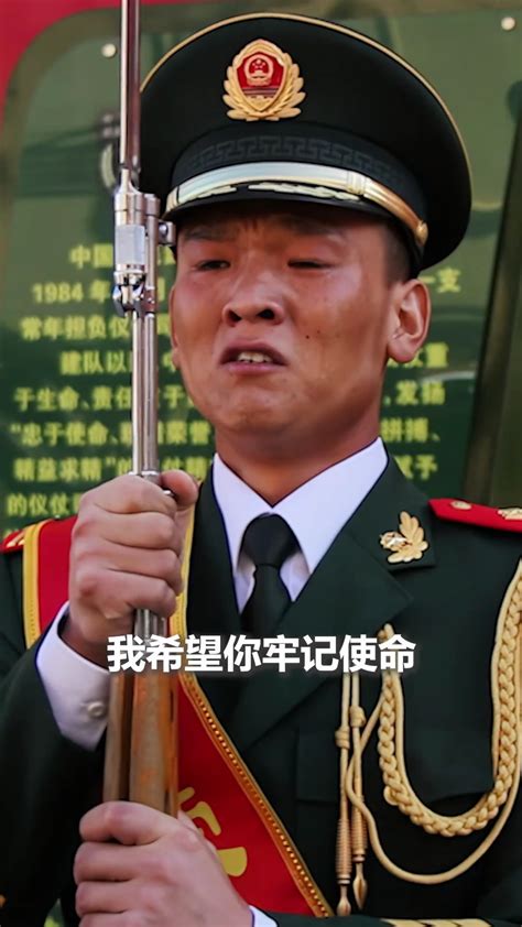 退役仪式上，武警仪仗兵与新兵交接礼宾枪，眼含热泪，字字铿锵有力腾讯新闻